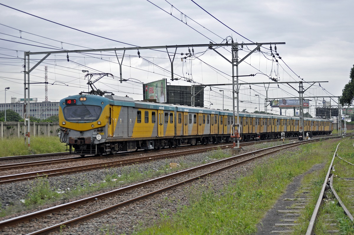 SAR CONNECTA: 10M5 Metrorail Sets at Umbilo Station (10th May 2013).