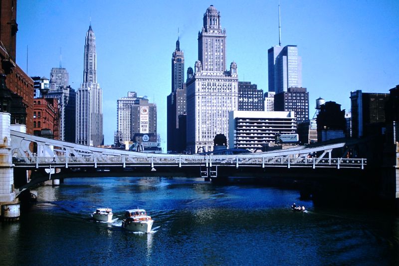 35 Amazing Photos Capture Street Scenes of Chicago in the 1950s ...