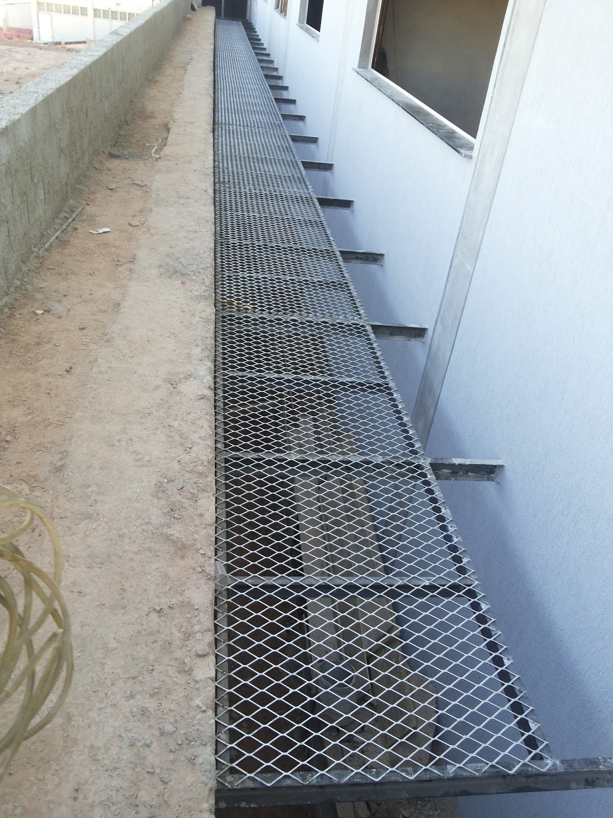 SOF SERRALHERIA OLIVEIRA E FARIA LTDA: PLATAFORMA EM CHAPA EXPANDIDA