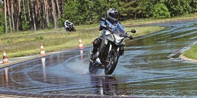 7 CARA AMAN BERKENDARA MOTOR SAAT HUJAN JALAN LICIN - GUNUNGRAJA