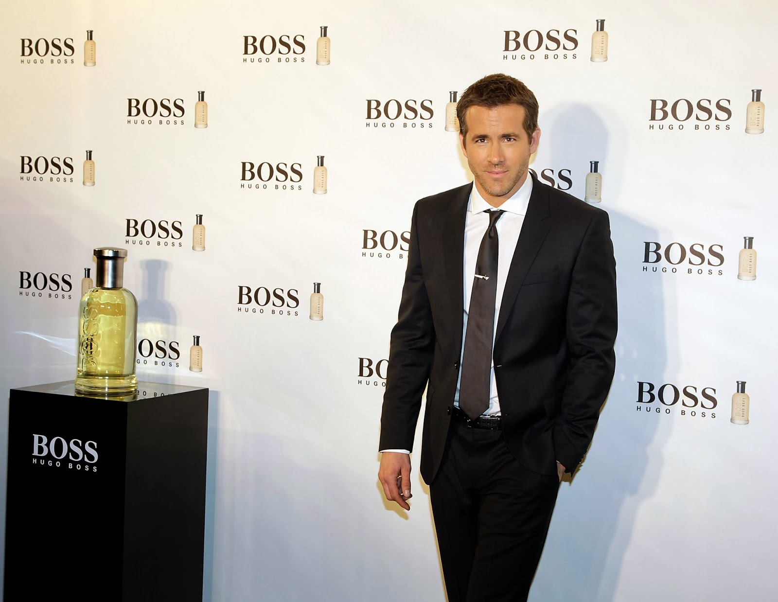 Loca por los tacones: Fiesta 15 aniversario Boss Bottled con Ryan Reynolds