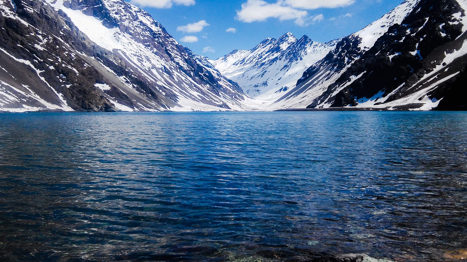 SARH Inc.©: La Laguna del Inca en la cordillera de los Andes.