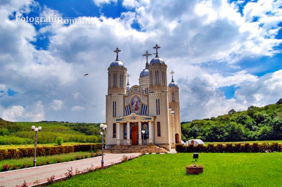 Manastirea Pestera Sfantului Apostol Andrei | Fotografii din Romania ...