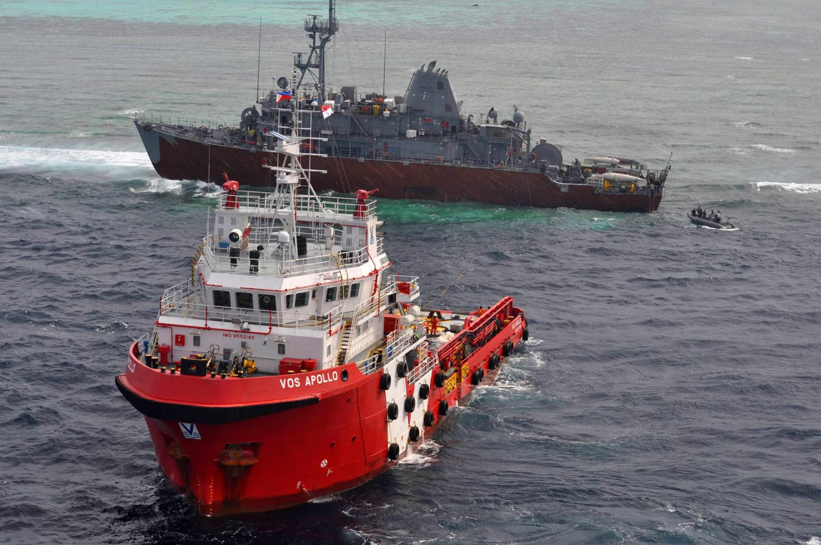 USS Guardian run aground on a reef. Fiberglass torn from the wooden ...
