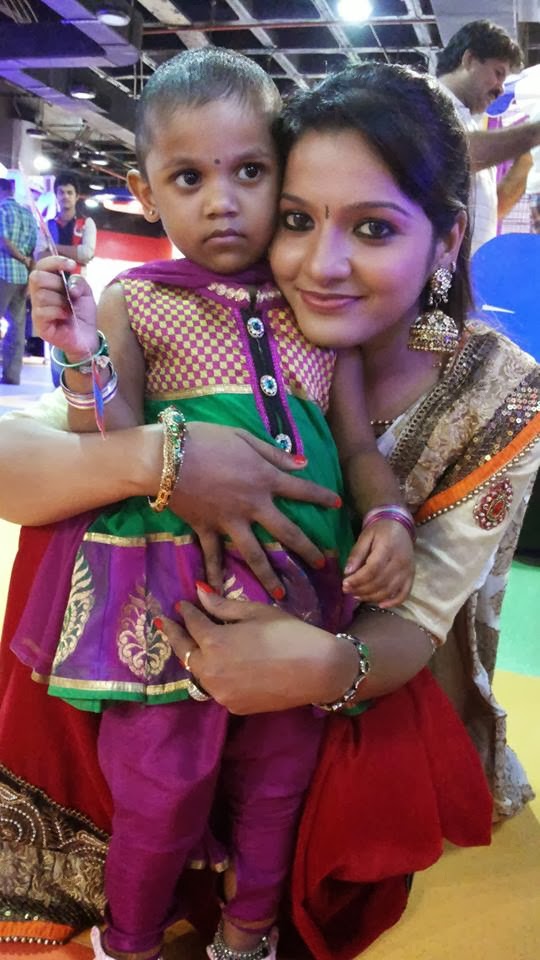 VJ Chithra With Cute Kid | Veethi