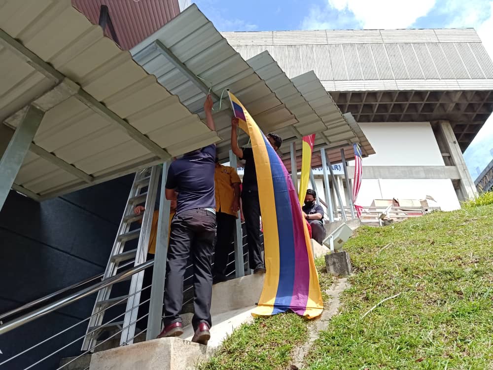 Pemasangan Bendera Sempena Bulan Kemerdekaan - Perpustakaan UiTM