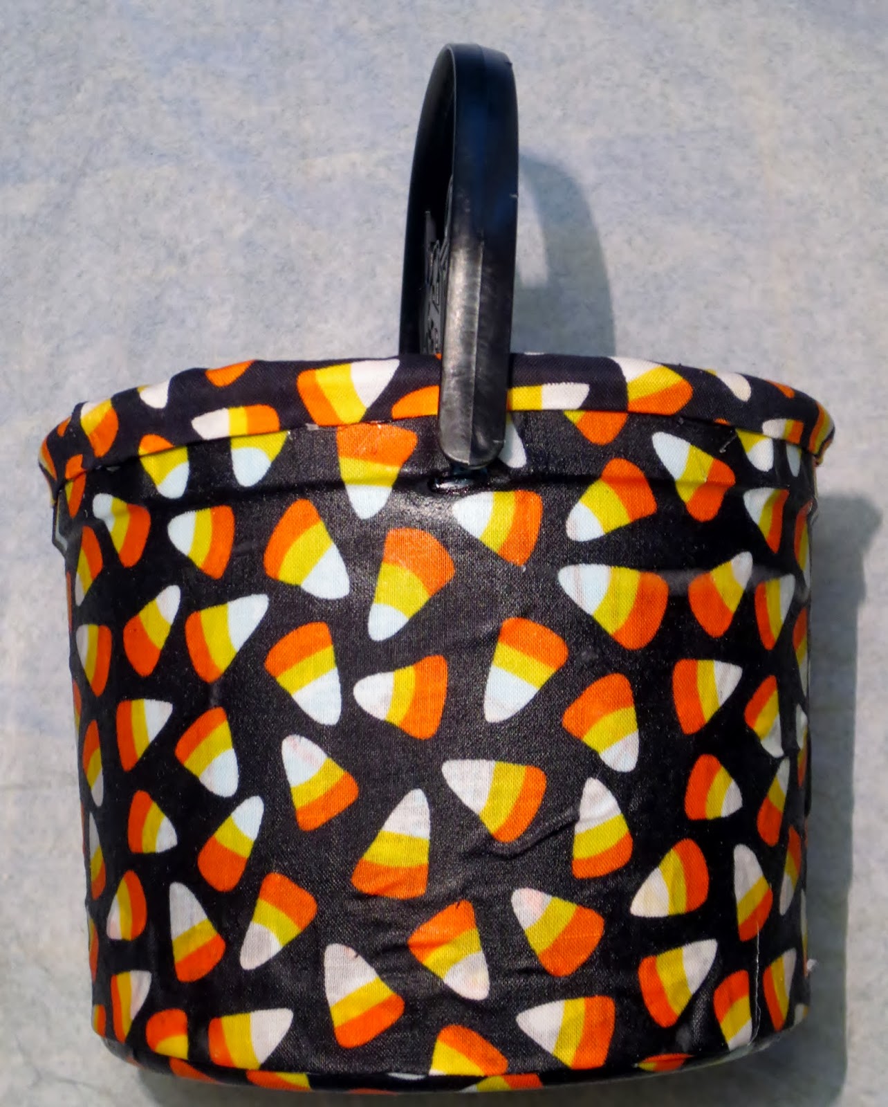 TheElegantArtist: DIY: Last Minute Halloween Trick or Treat Bucket ...