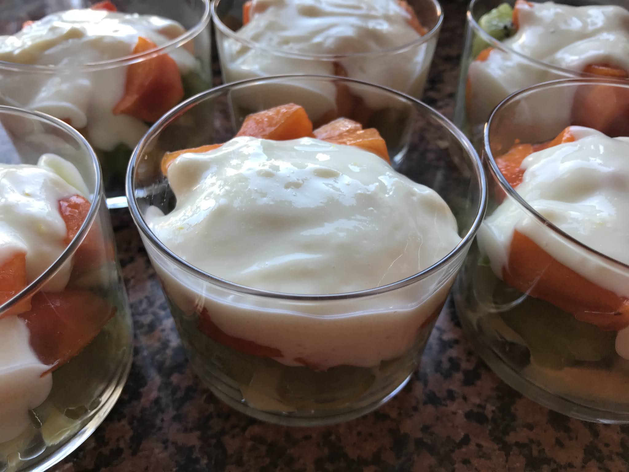 VASITOS DE FRUTA CON MUS DE LIMÓN