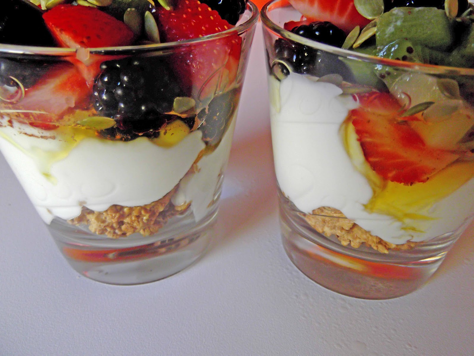 Copo de Cereais, Iogurte e Fruta com Mel e Canela - O Barriguinhas