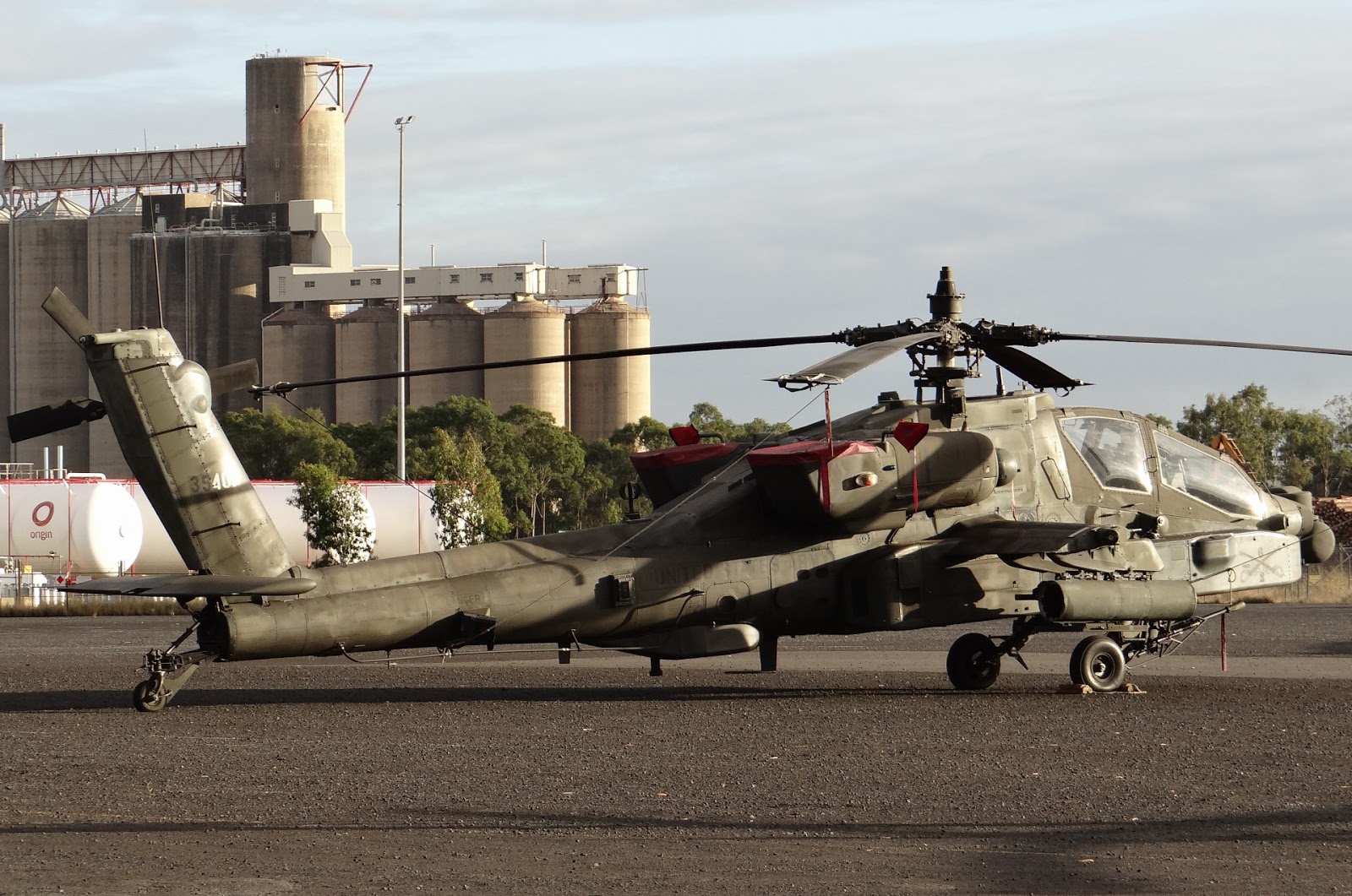 Air Queensland.blogspot: US Army Boeing AH-64 Apache and Sikorsky UH-60 ...