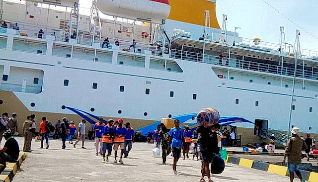 KM Labobar Sandar di Nabire, Terminal Penumpang Pelabuhan Laut Nabire Mulai Dioperasikan - SUARA ...