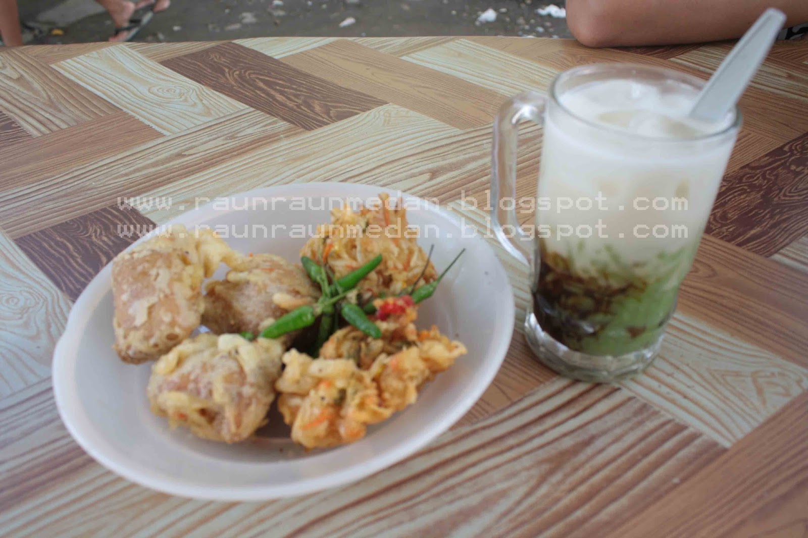 Raun-Raun MEDAN: Makan Pecal di Bawah Naungan Atap Rumbia