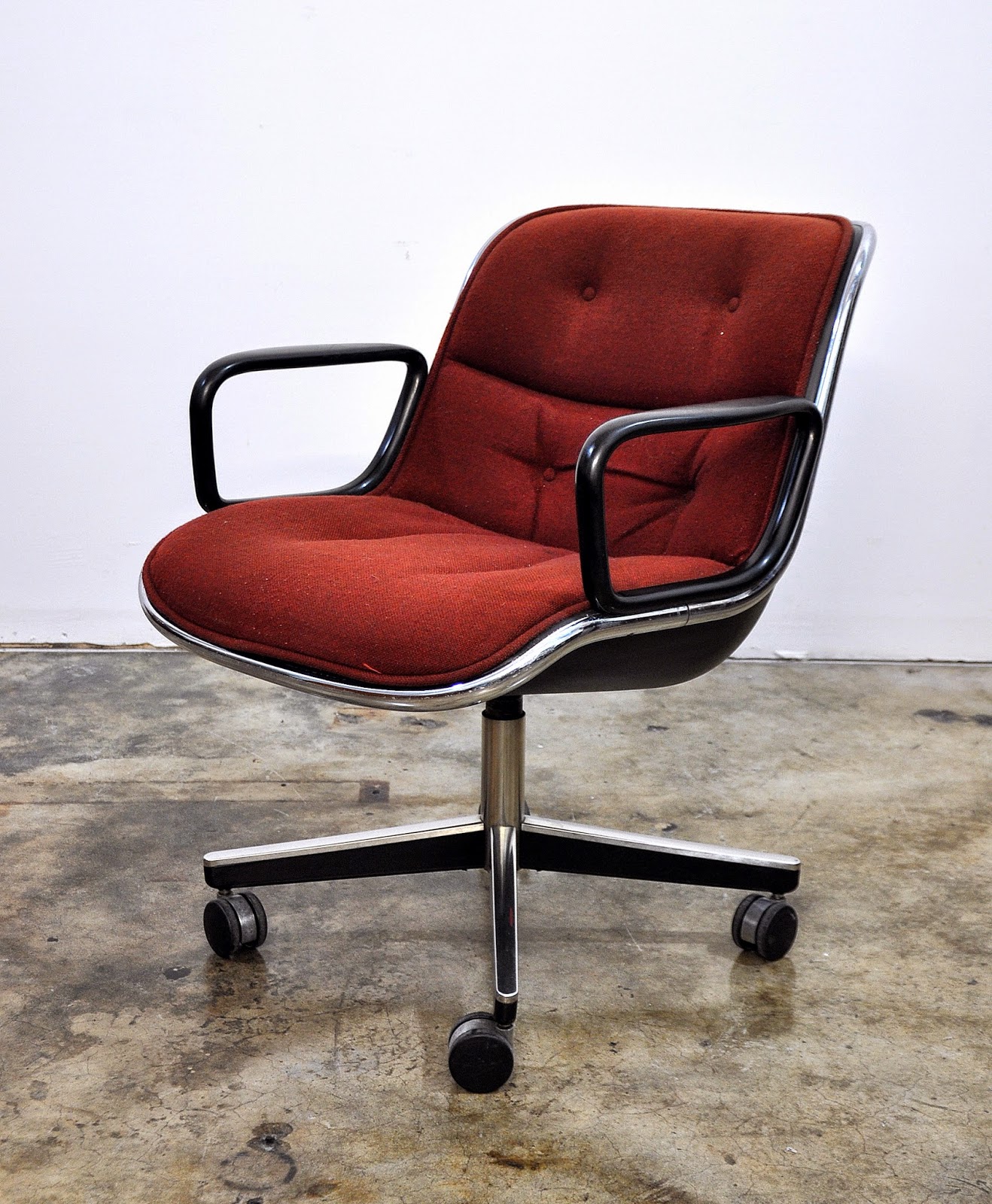 SELECT MODERN: Charles Pollock for Knoll Executive Chair