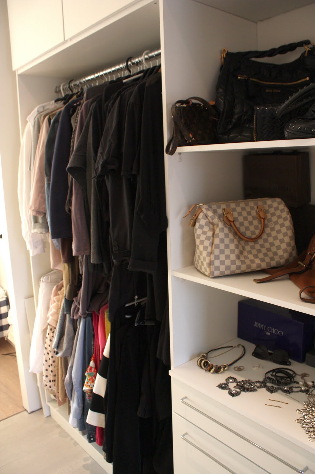 Kurkistus vaatehuoneeseen - Valkoinen Harmaja