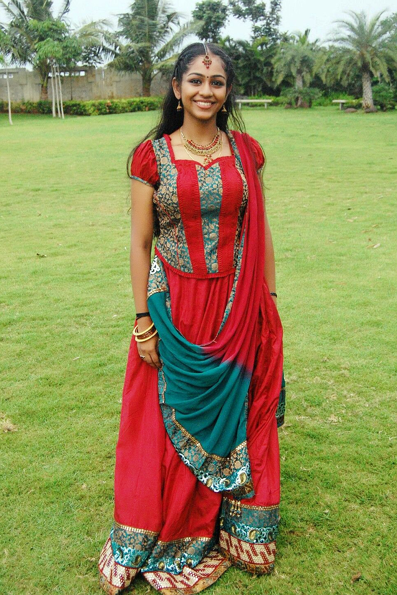 CUTE TAMIL GIRL AISWARYA IN CUE TEENAGE DRESS STILLS FROM TAMIL MOVIES