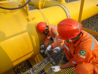 GRISSIK - SOUTH SUMATRA INDONESIA: Valve Greasing