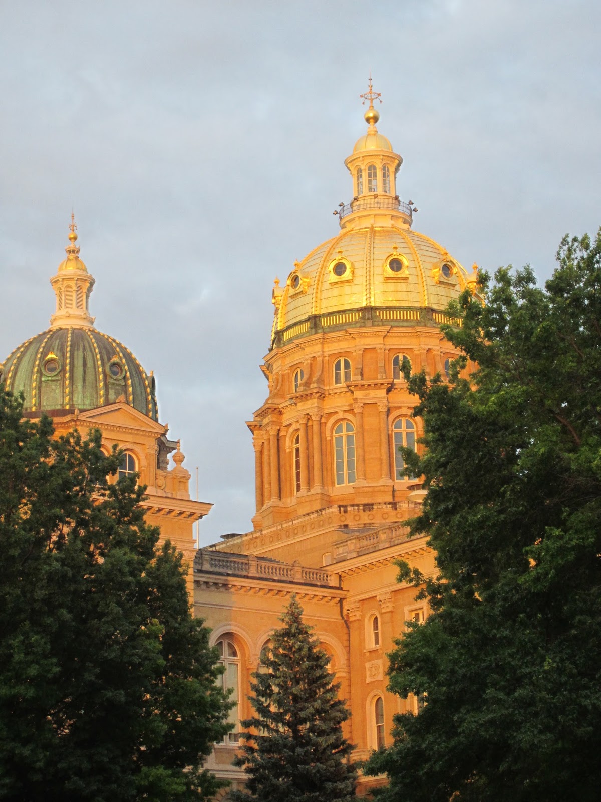 Souvenir Chronicles: DES MOINES, IOWA: STATE CAPITOL BUILDING GROUNDS