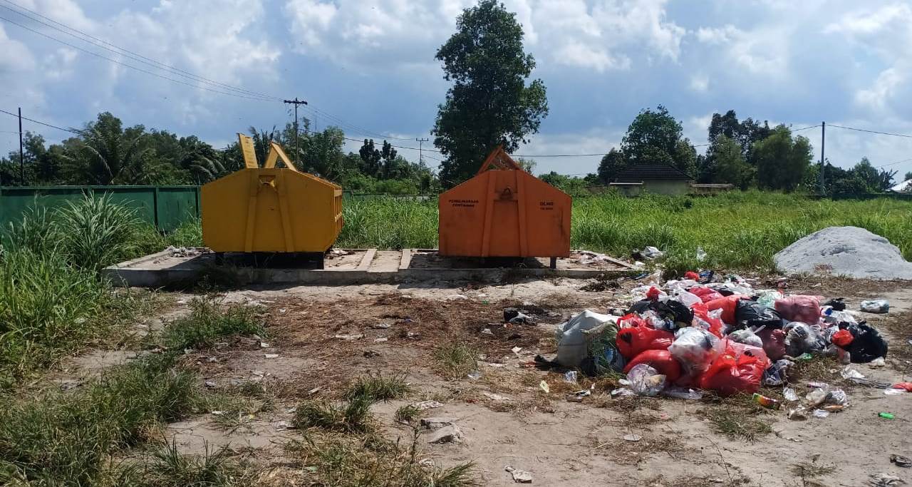 WARGA AIR SERKUK KELUHKAN KONTAINER SAMPAH DI SEKITAR SARANA OLAHRAGA ...
