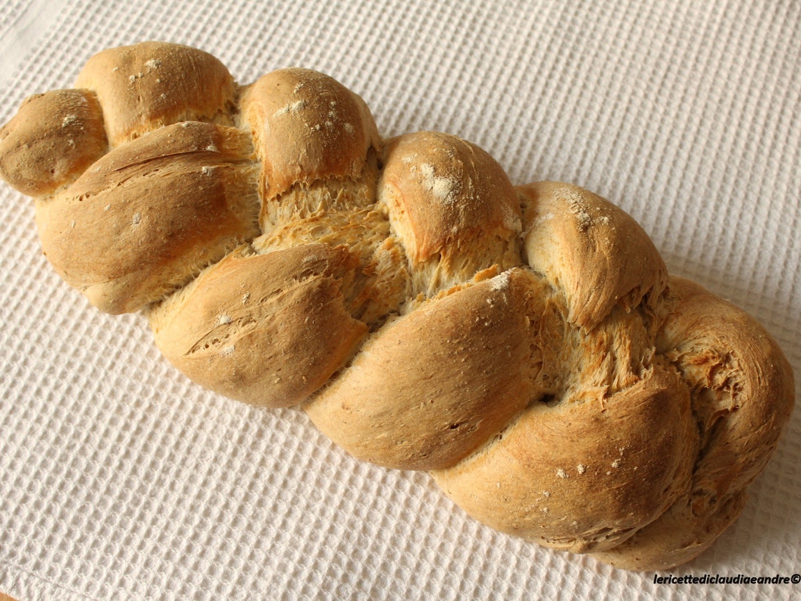 Pane intrecciato con crusca, germe di grano e lievito madre