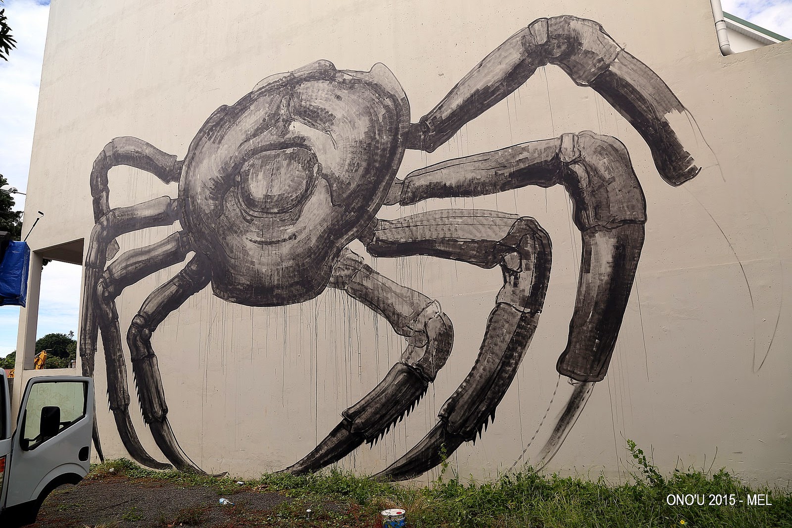 ROA paints a massive Coconut Crab in Papeete, Tahiti – StreetArtNews