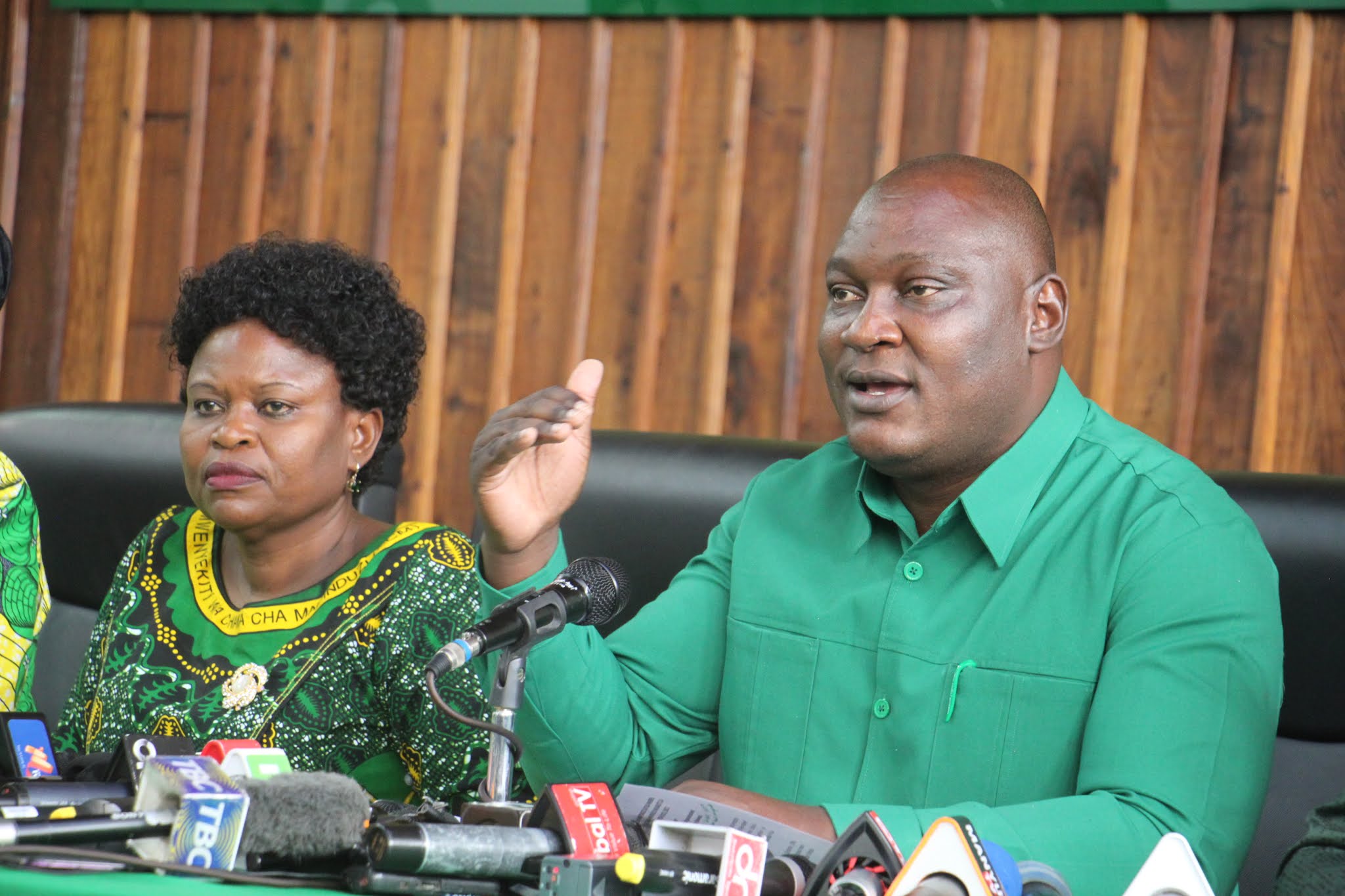 KATIBU MKUU WA CCM CHONGOLO ALONGA NA WANAHABARI, ATOA MAAGIZO MAZITO ...