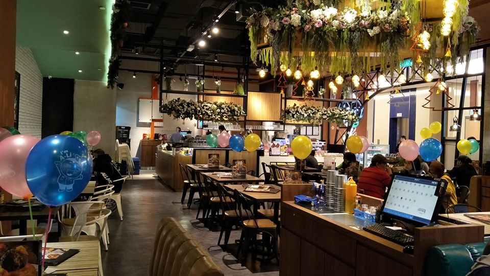 NYALAKAN KEGEMBIRAAN DI SDS BAKERY & CAFE SEMPENA KRISMAS