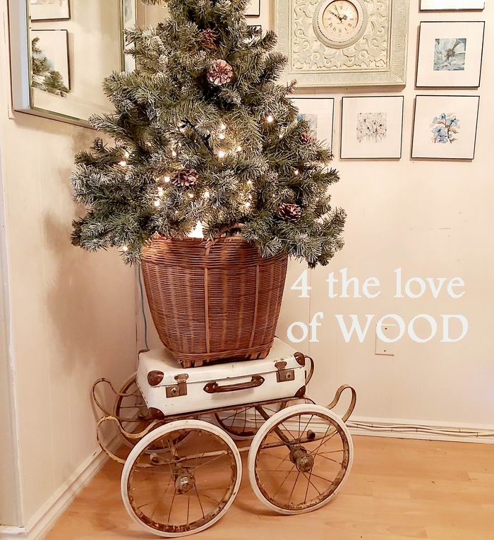 4 the love of wood: CHRISTMAS TREE ON WHEELS - vintage pram, suitcase ...