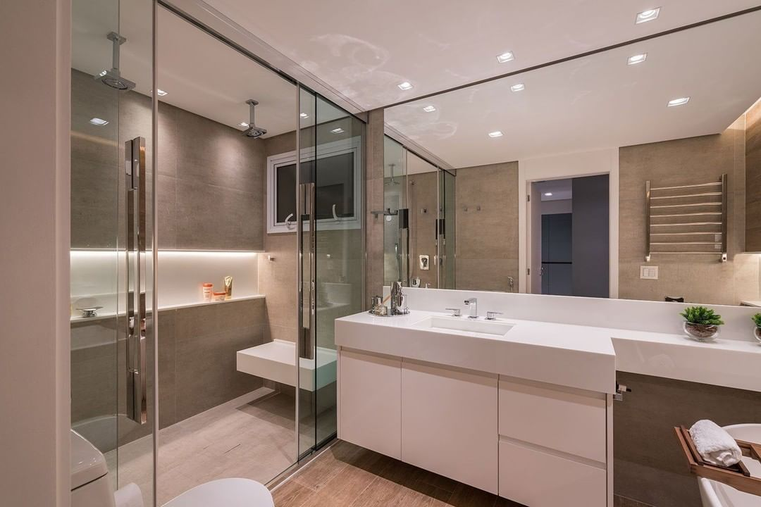 Banheiro branco e com porcelanato madeira + banheira de imersão e box ...