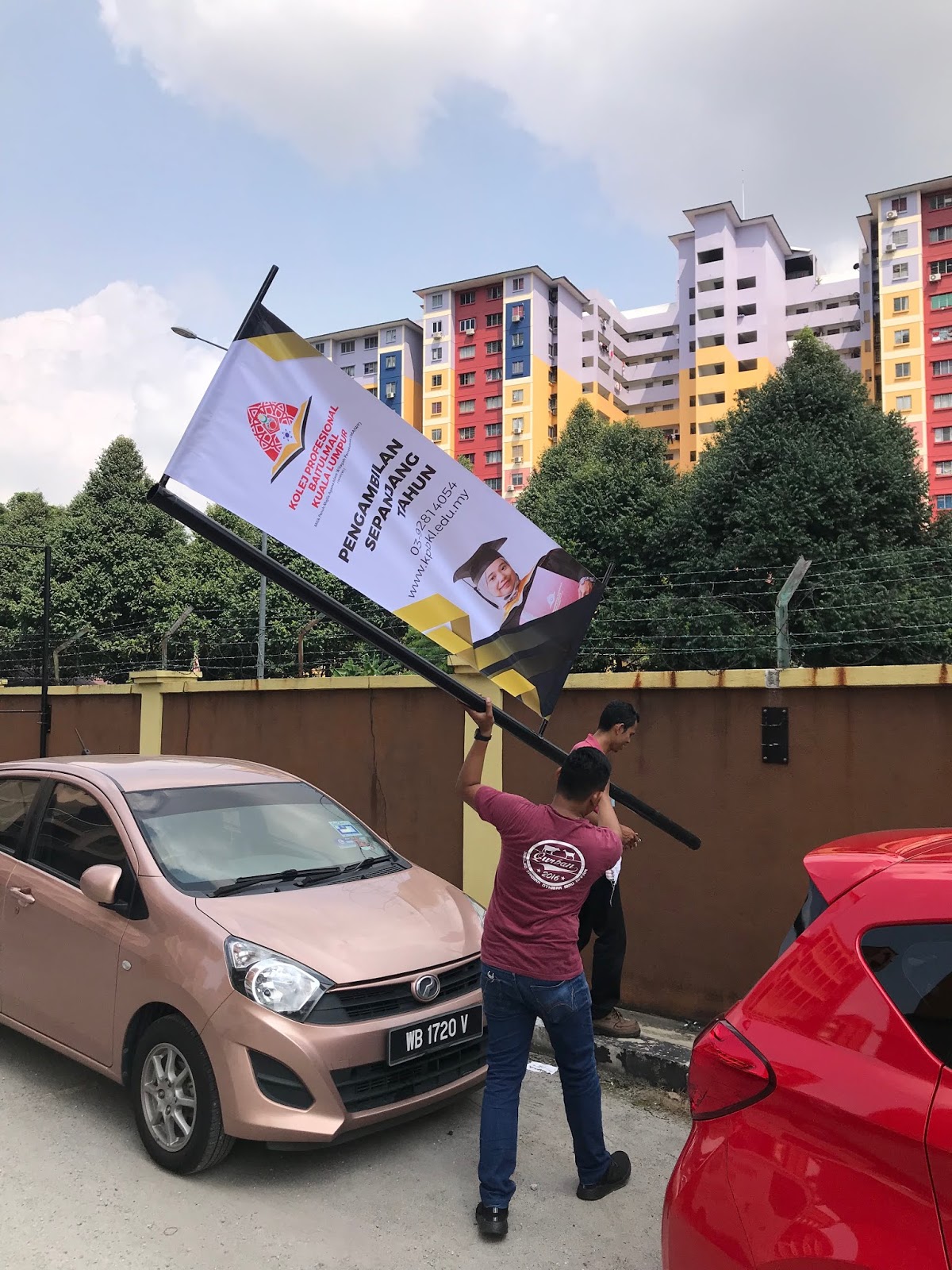 MEMBUAT & MEMASANG BANNER