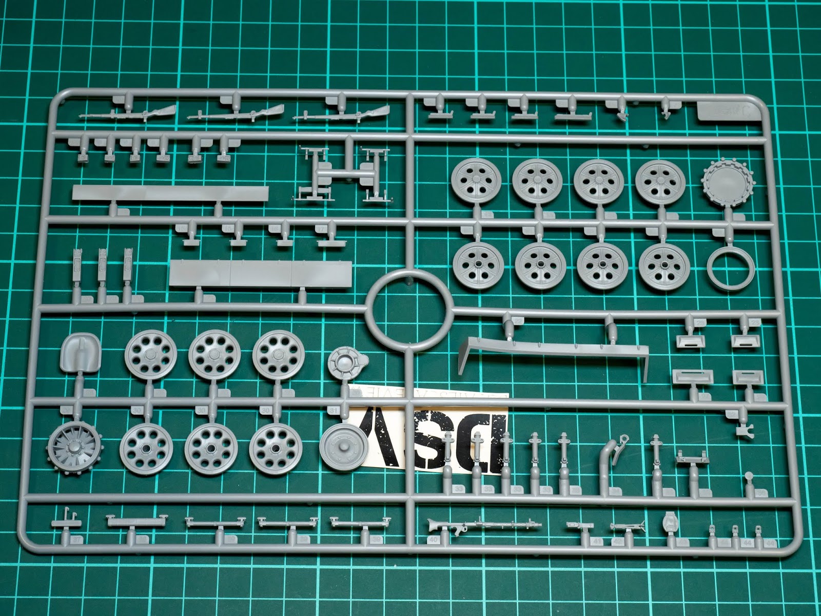 ICM 1/35 Sd.Kfz.251/6 with Crew (35104) - DetailScaleView
