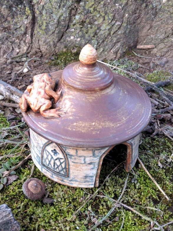 Acorn Pottery: Toad houses...with toads