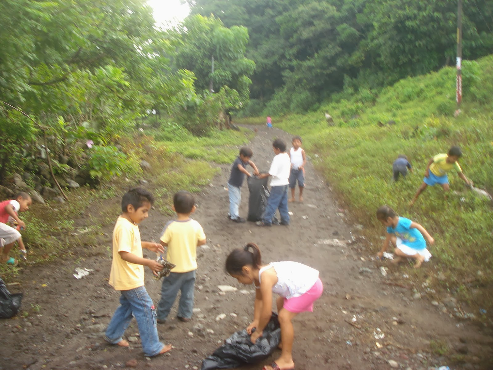 UN MUNDO LIMPIO: Niños y Niñas luchando por un mundo limpio