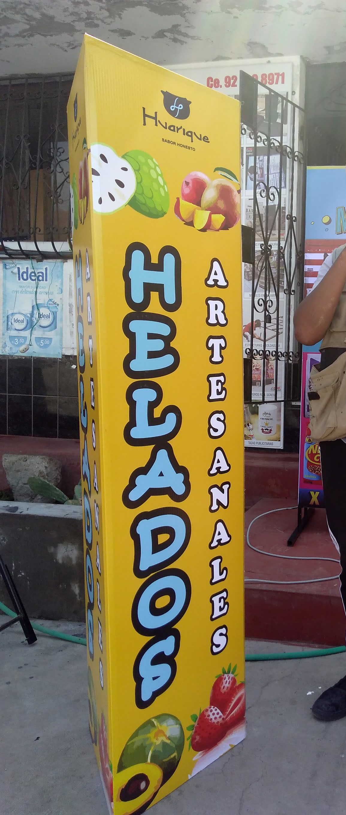 Letrero Luminoso triangular El Huarique - Helados Artesanales - Arya Studio