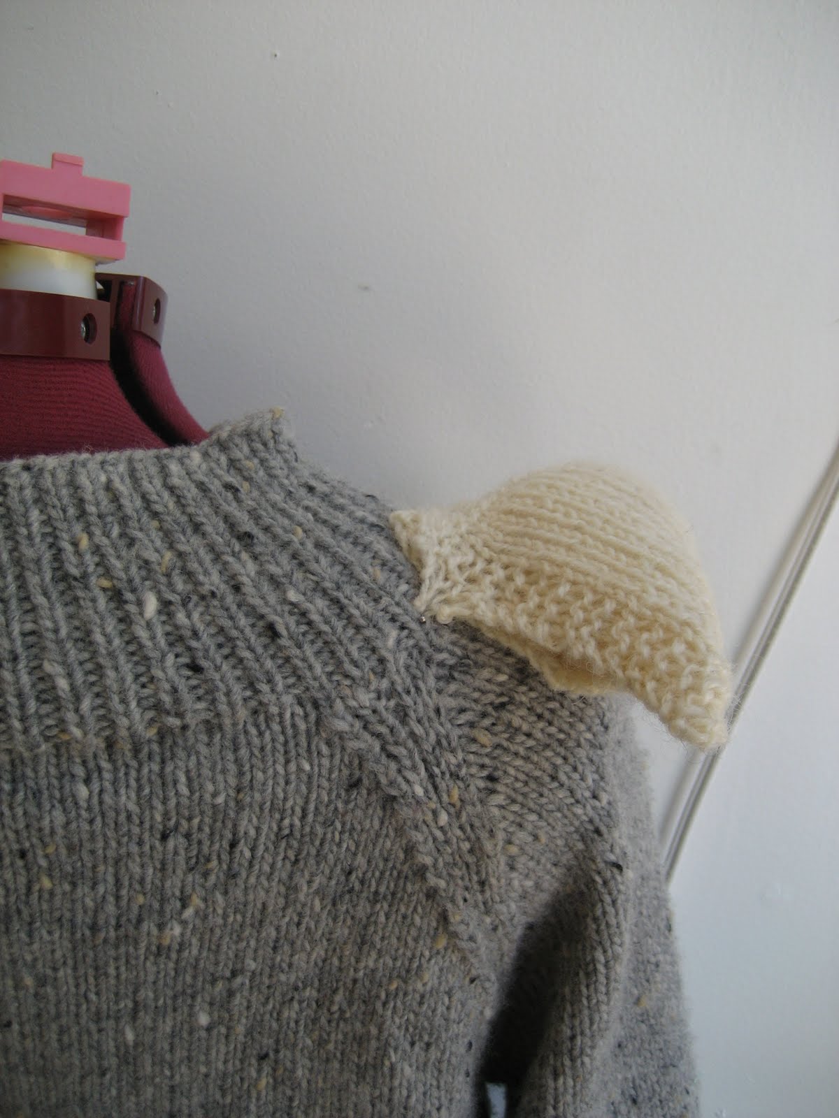 My Amphetamines & My Purls: Choosing & Placing Knitted Shoulder Pads