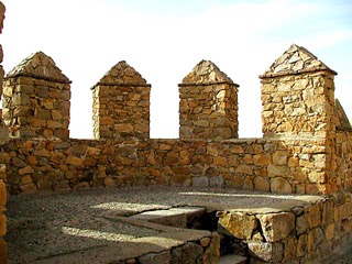 Glosario ilustrado de términos arquitectónicos y constructivos: ALMENA