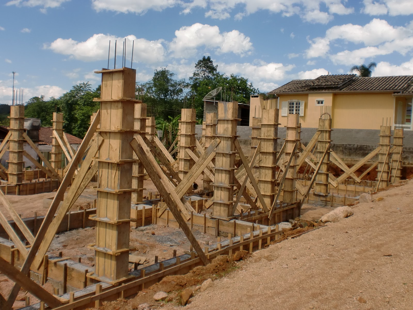 Residencial Guarujá: Vigas de Baldrame concretadas e pilares ...