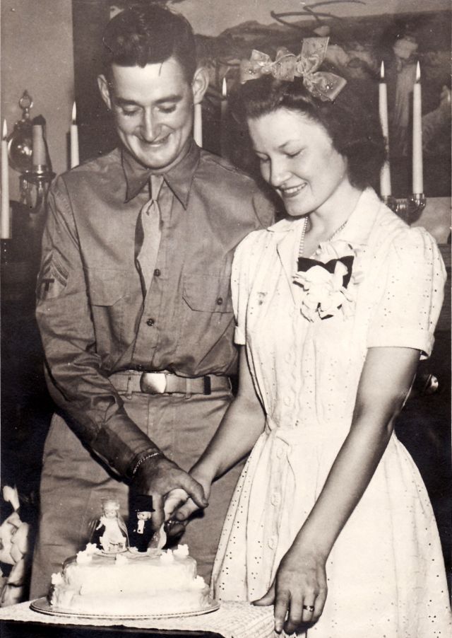 Wartime Marriage: Lovely Photos of WWII Soldiers With Their Brides ...