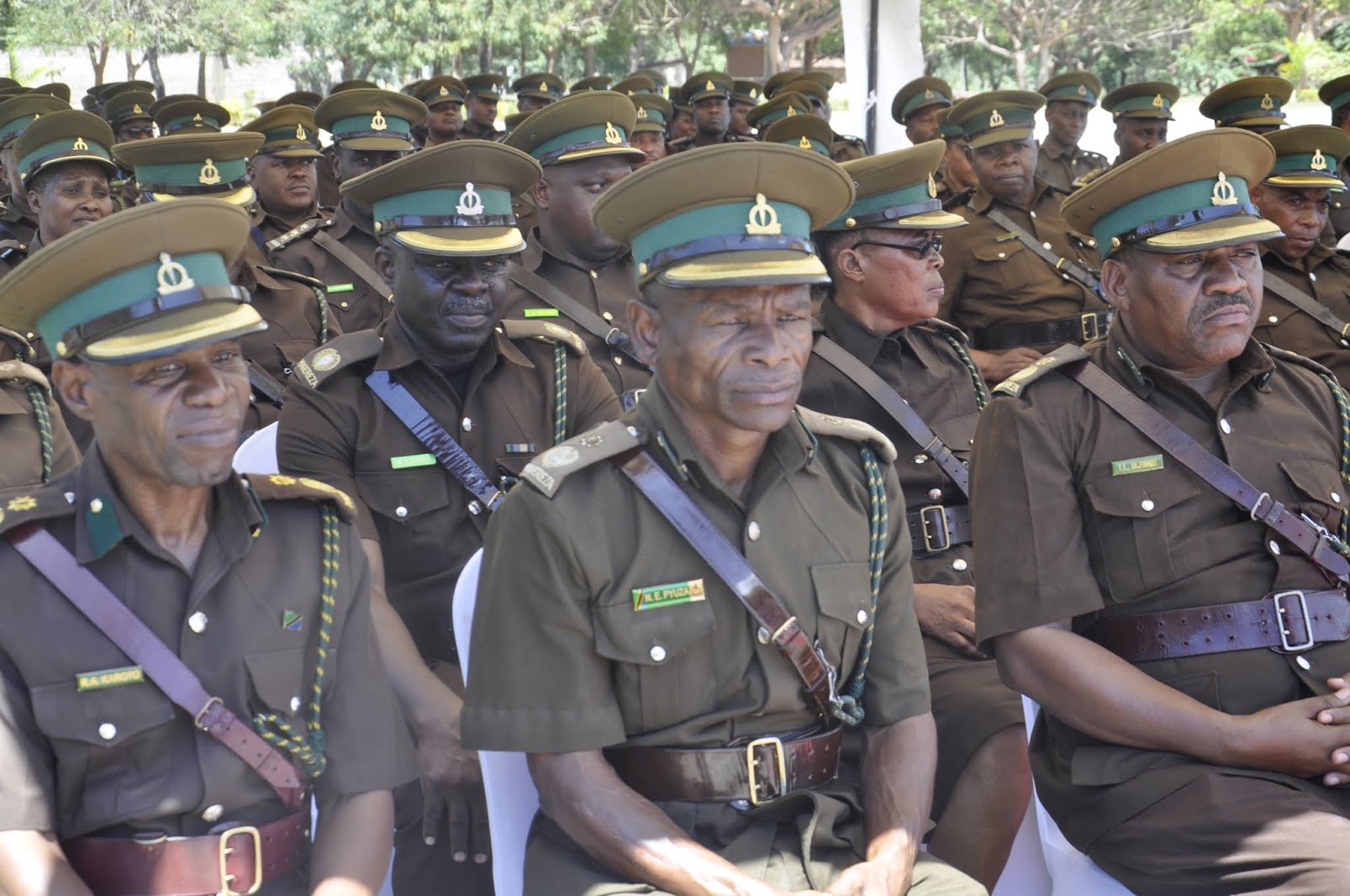 KAMISHNA JENERALI WA MAGEREZA, PHAUSTINE KASIKE AWAVISHA VYEO MAAFISA ...