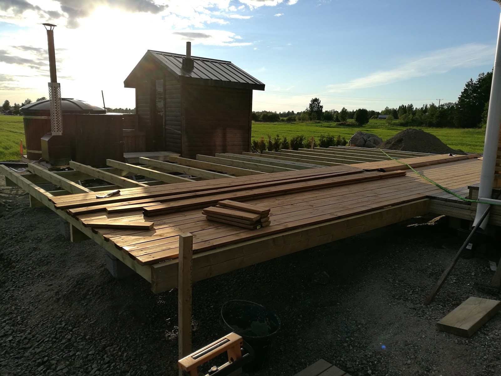 Pienisievä Sievitalo: Kaiteita vaille valmis terassi!