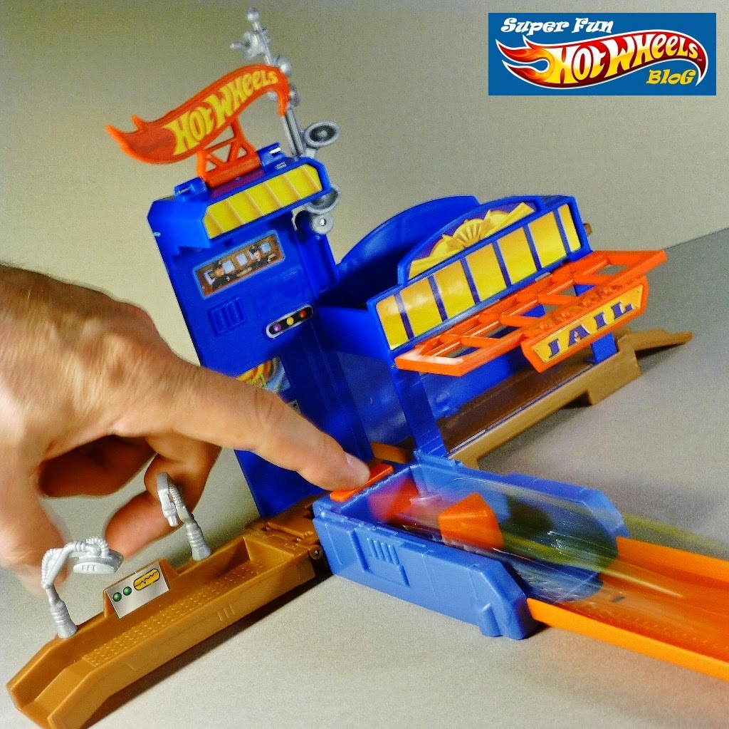 Super Fun Hot Wheels Blog: Hot Wheels City Police Pursuit w/Dodge HWPD ...