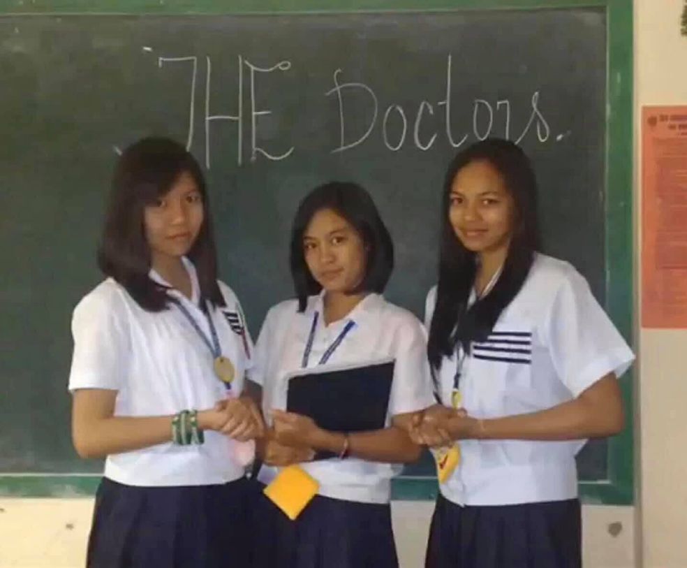 Best friends go viral for becoming doctors together