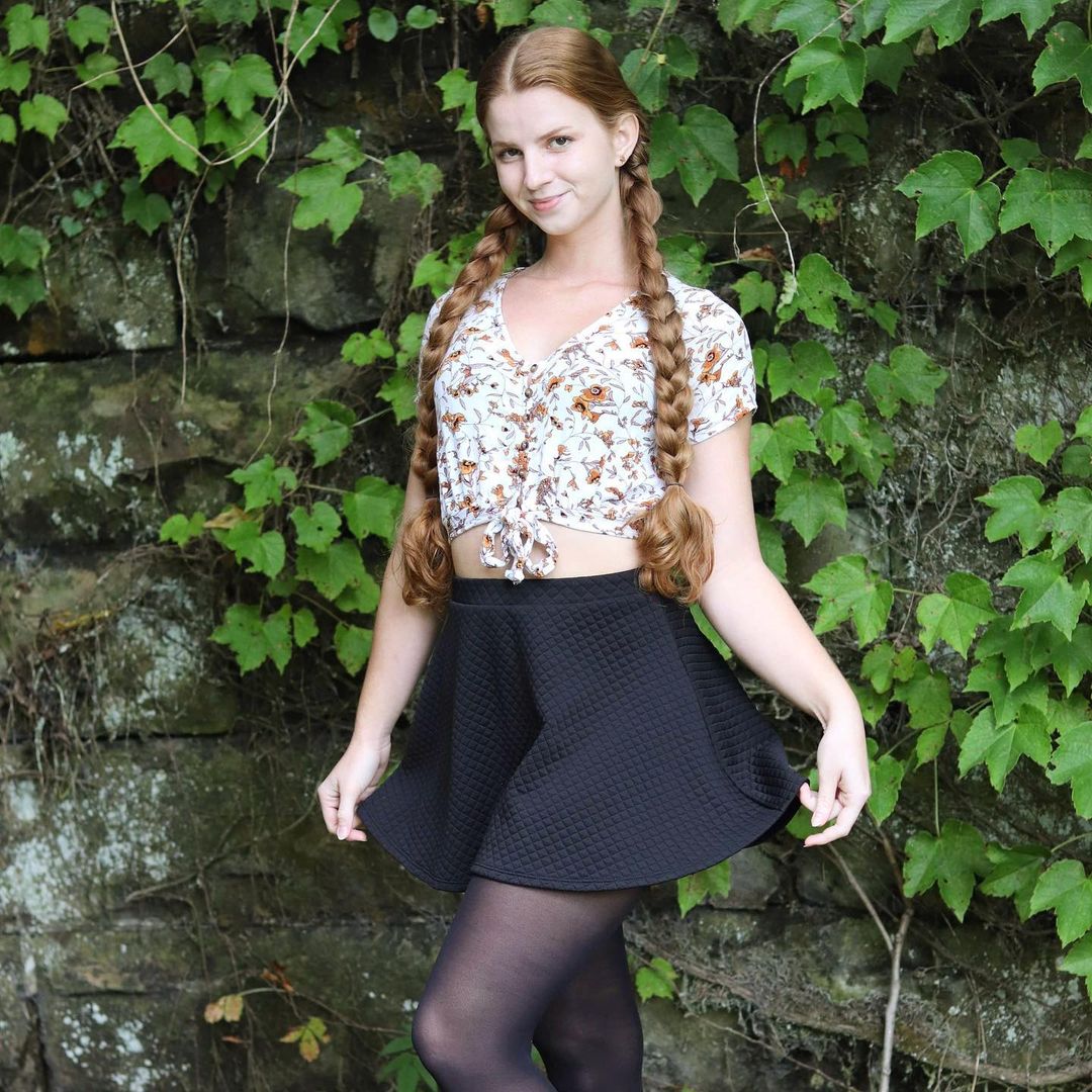 Long Hair Wonder: Amber Renae (@official_amber_renae)