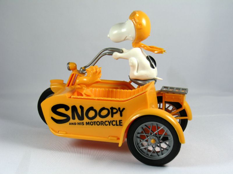 MOTORCYCLE 74: Snoopy sidecar toy