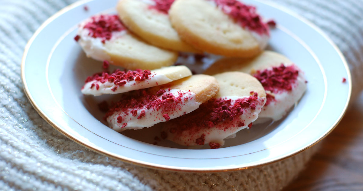 chasing bagels: white chocolate and raspberry dipped shortbread + FB ...
