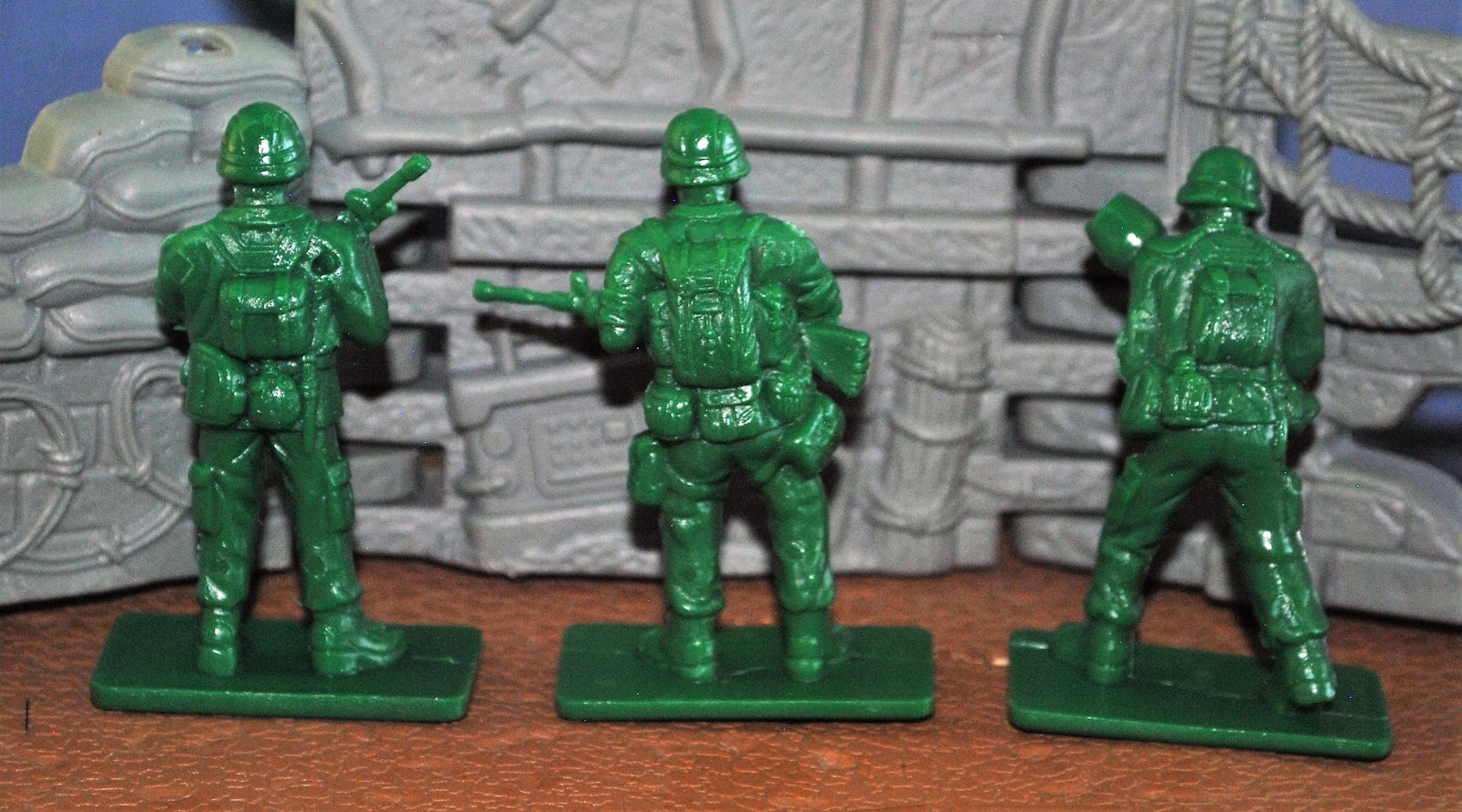 Modern Army Men: SCS Direct Modern Warfare Bucket with HIng Fat soldiers.