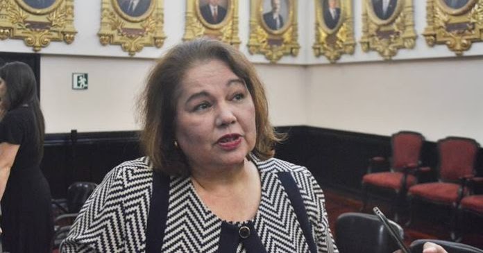 Alexandra Loría presenta Recurso de Amparo contra UCR por camiseta ...