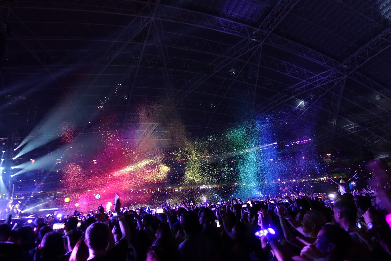 Colorful lights in a concert arena free picture for commercial use