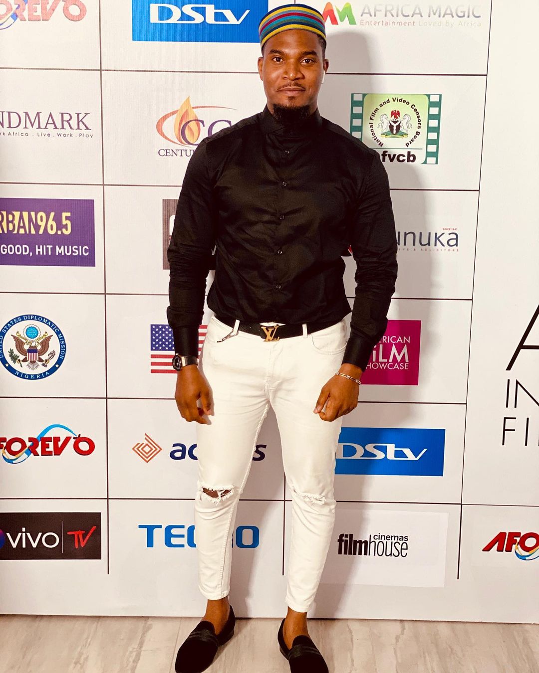 Legs : Does Kunle Remi have bow leg?