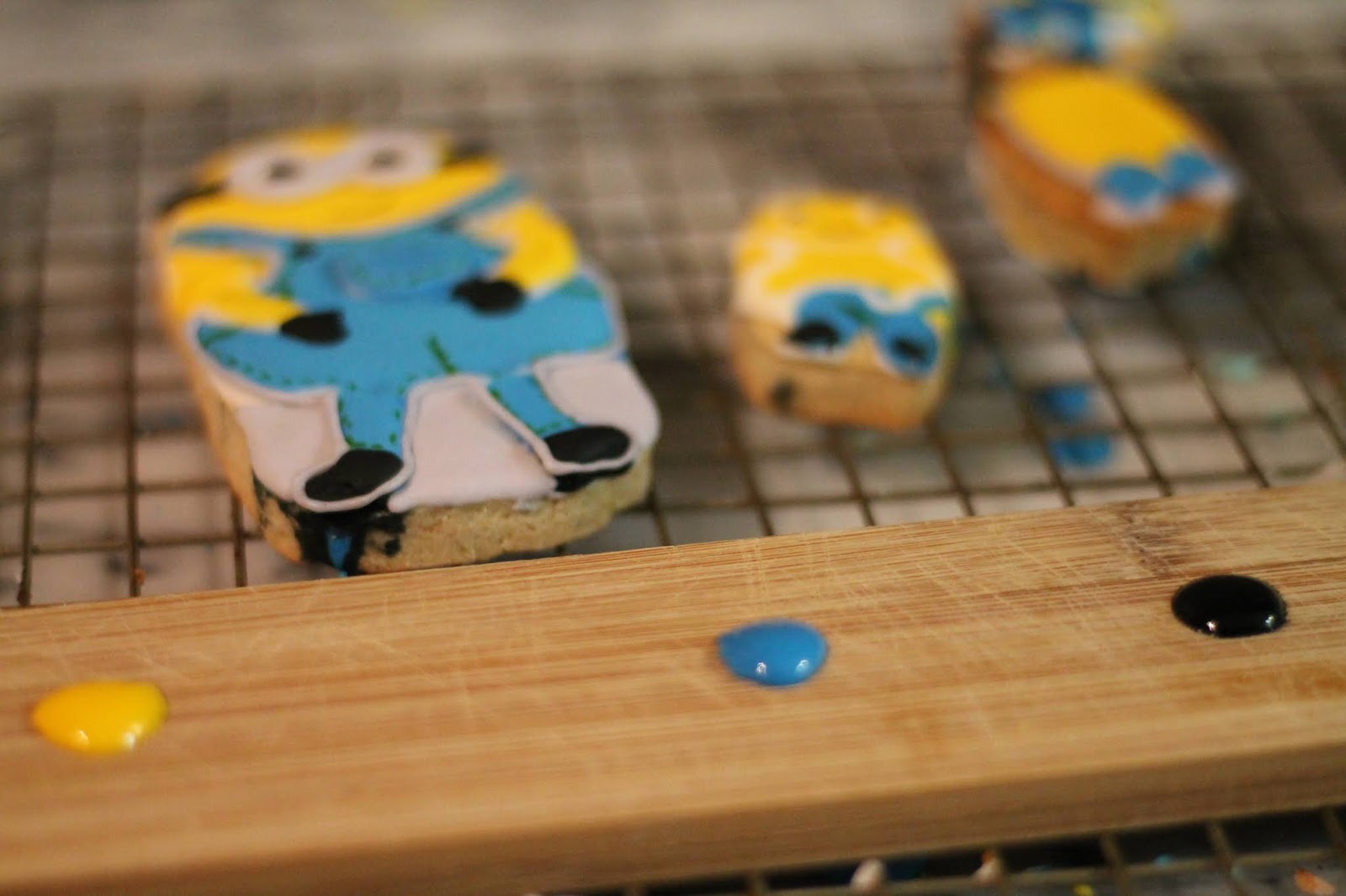 Minions Cookies 2020 — The Cookie Couture-Cookie Decorating: Step by ...