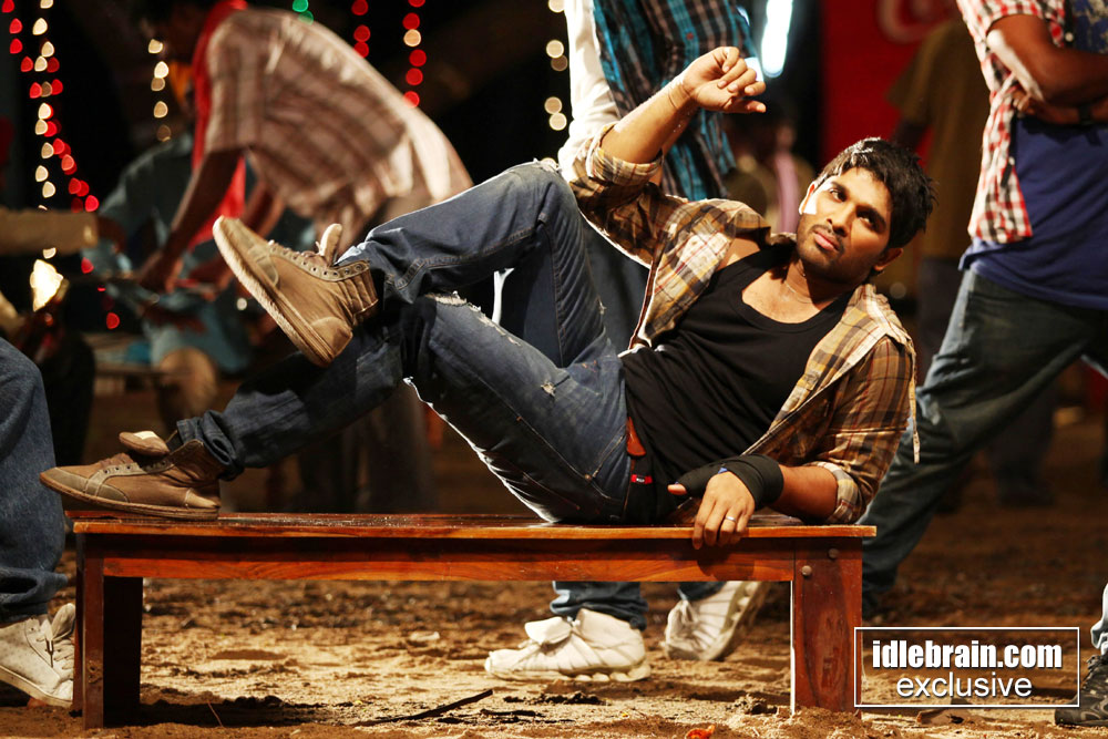 Julayi - Movie Stills (Source:idlebrain.com) | Allu Arjun Gallery